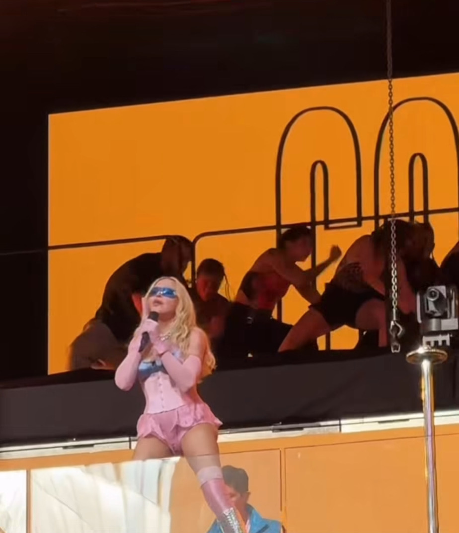 Madonna incendia Times Square: show a sorpresa a 67 anni, la piazza ...